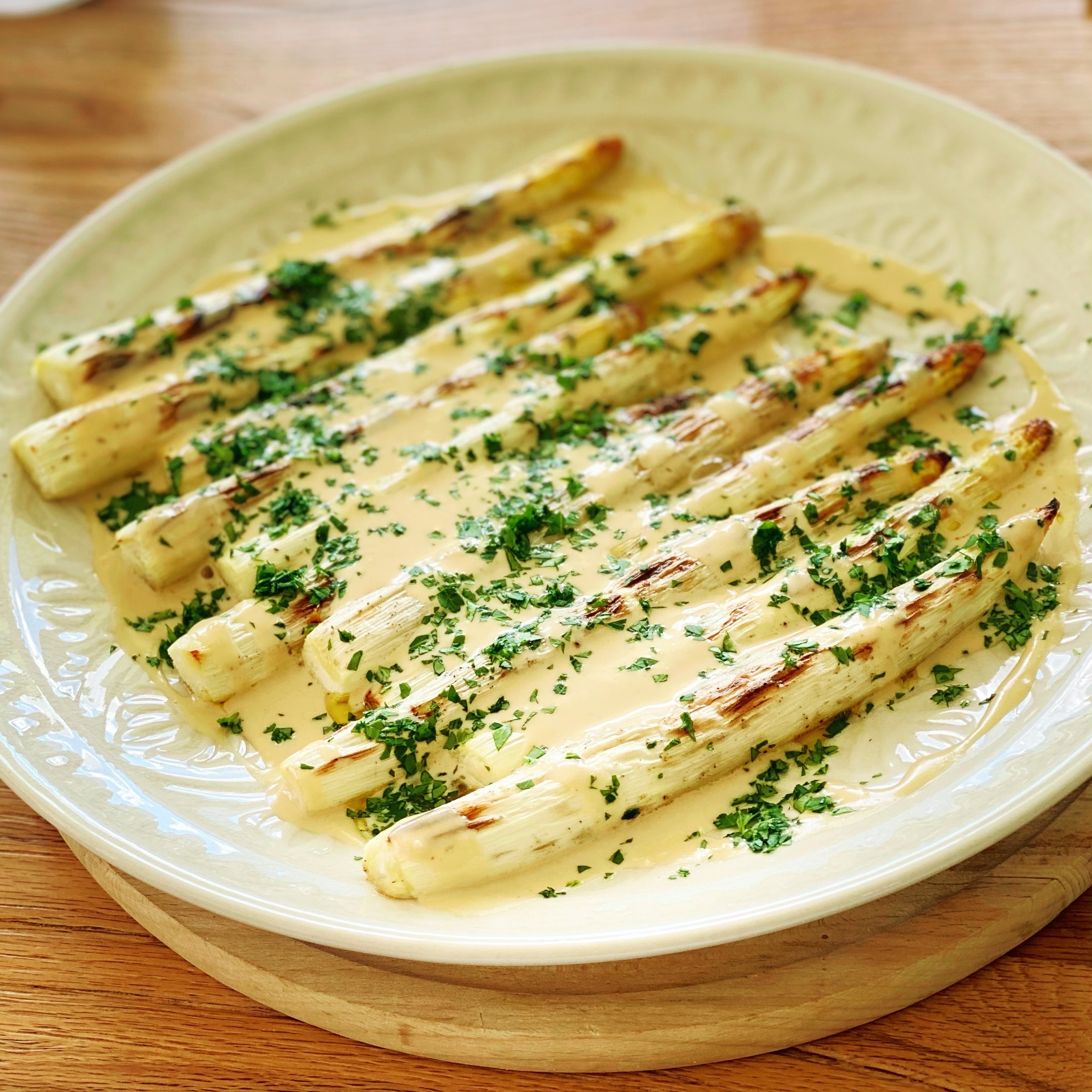 Gegrillter weisser Spargel mit Tahini-Zitronen-Sauce | deliciously.ch