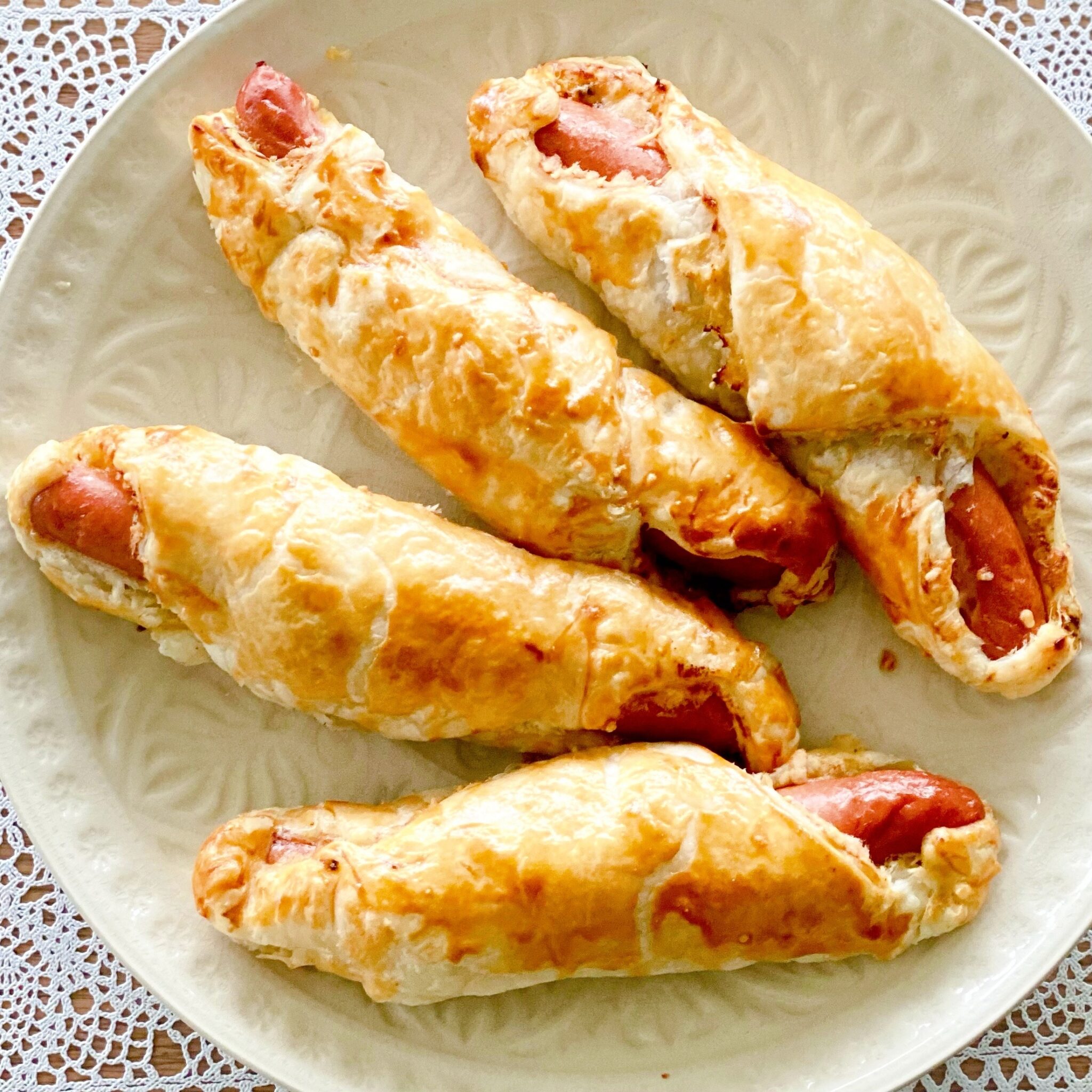 Wienerli in Sauerkrautteig | deliciously.ch